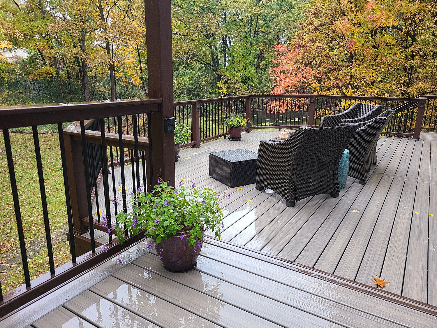 Trex Transcend Island Mist Decking With Transcend Vintage Lantern Rail ...